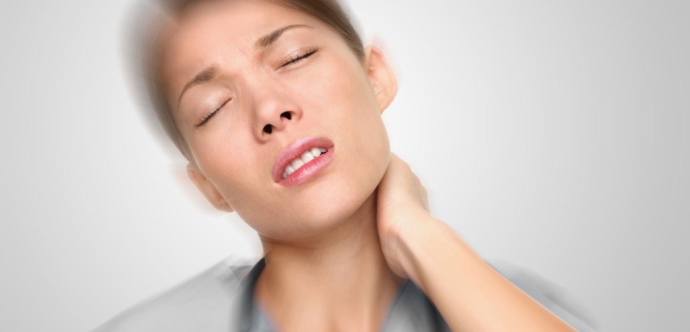 Schiefhals: Ursachen, Symptome, Diagnose & Behandlung